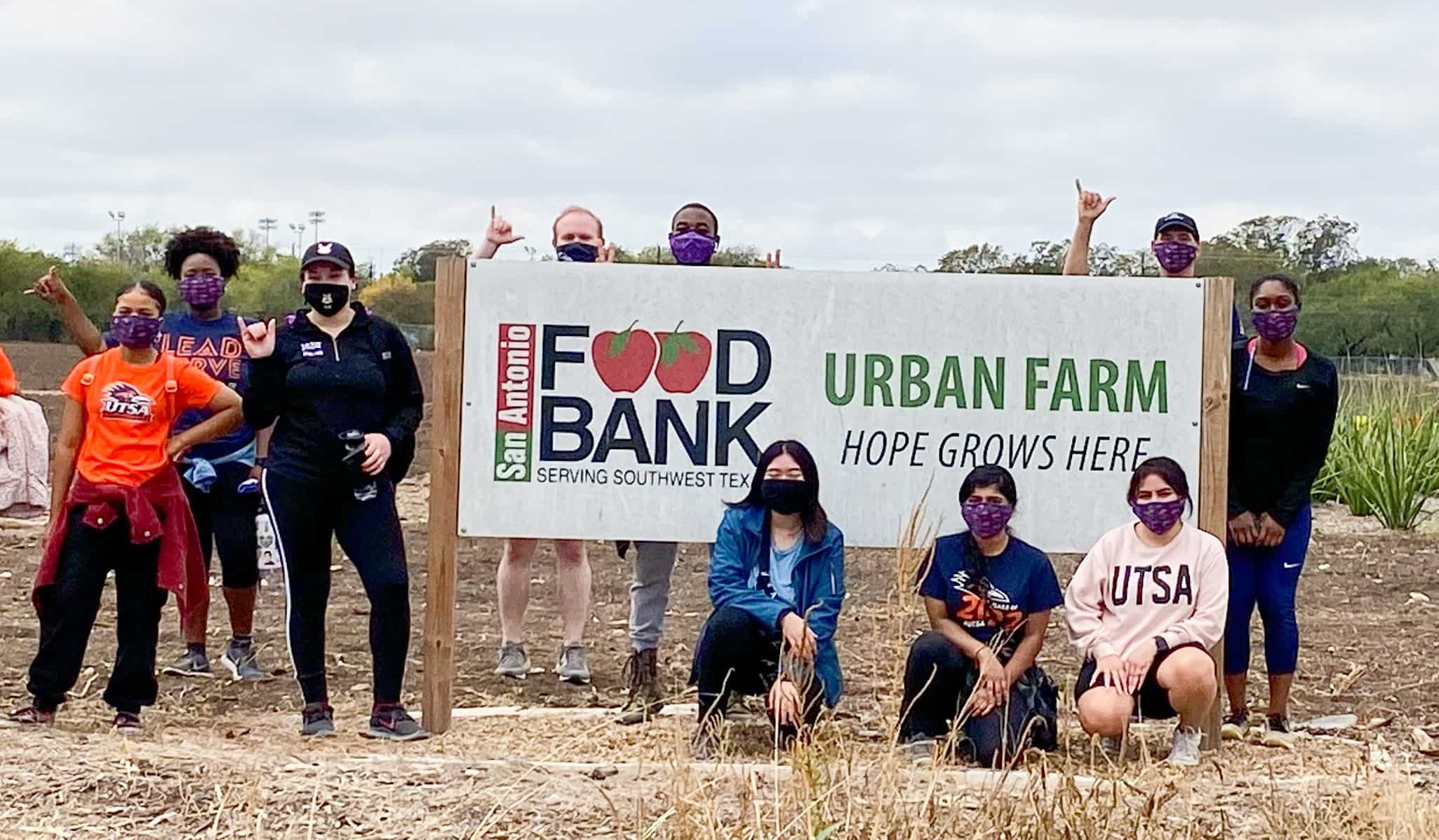 Roadrunners Give Back | UTSA Volunteers | UTSA | University of Texas at ...